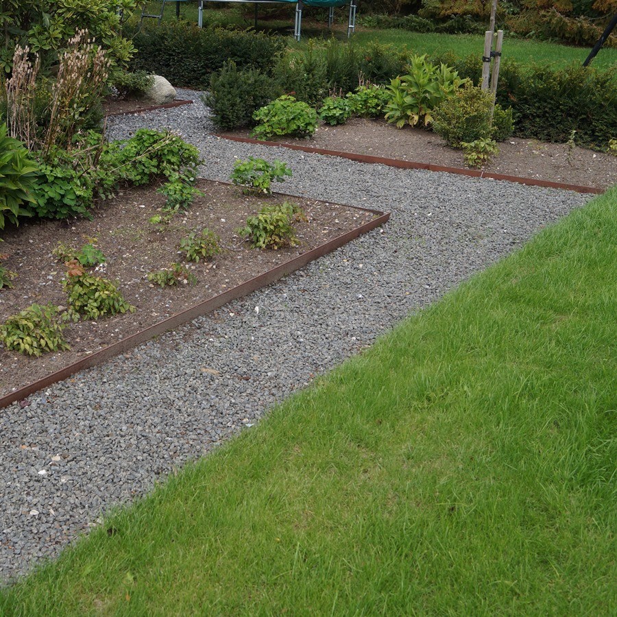 Iron border for garden beds. Solid iron border to provide a boundary ...